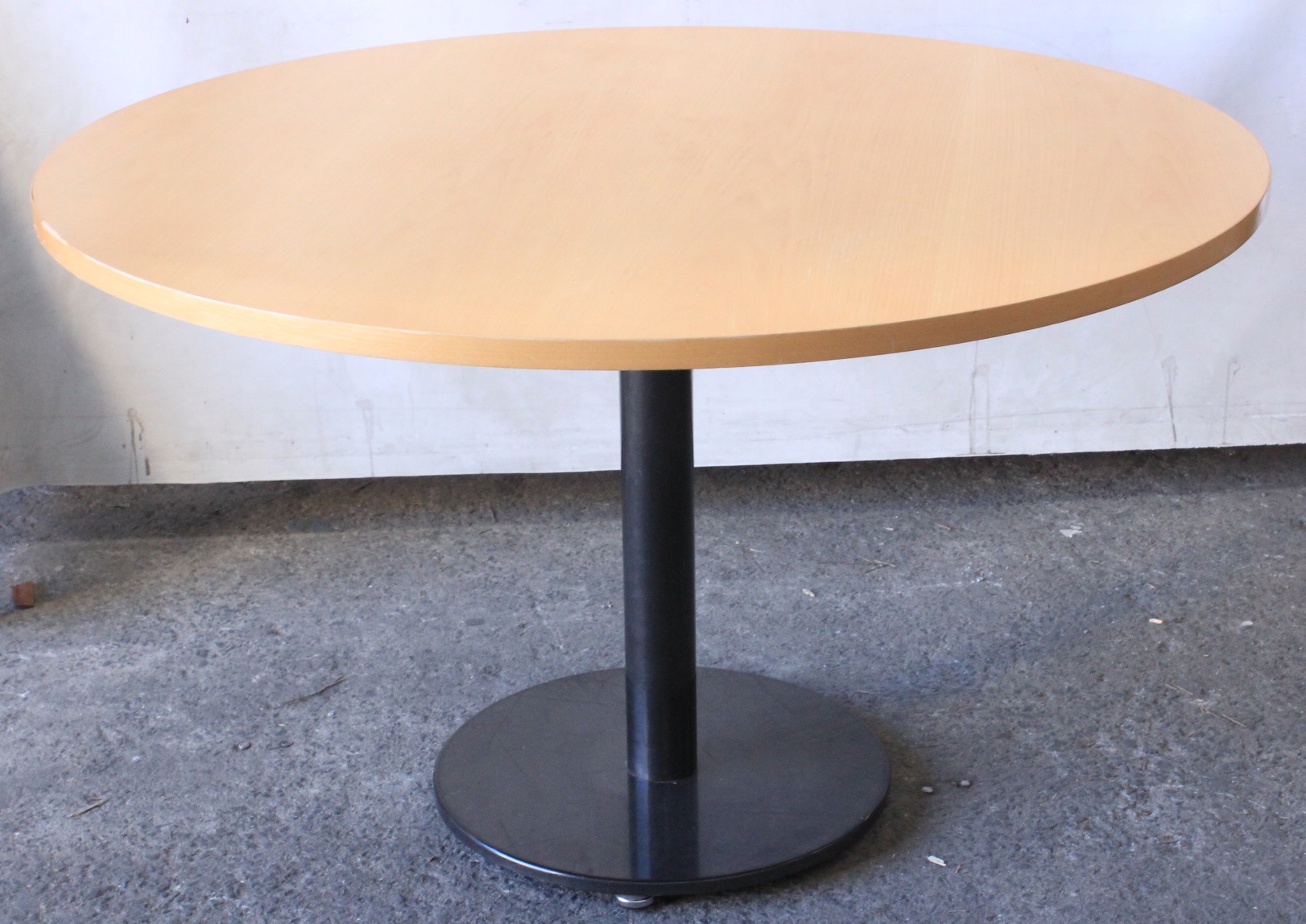Round Timber Laminate Table - Lot 866673 | ALLBIDS