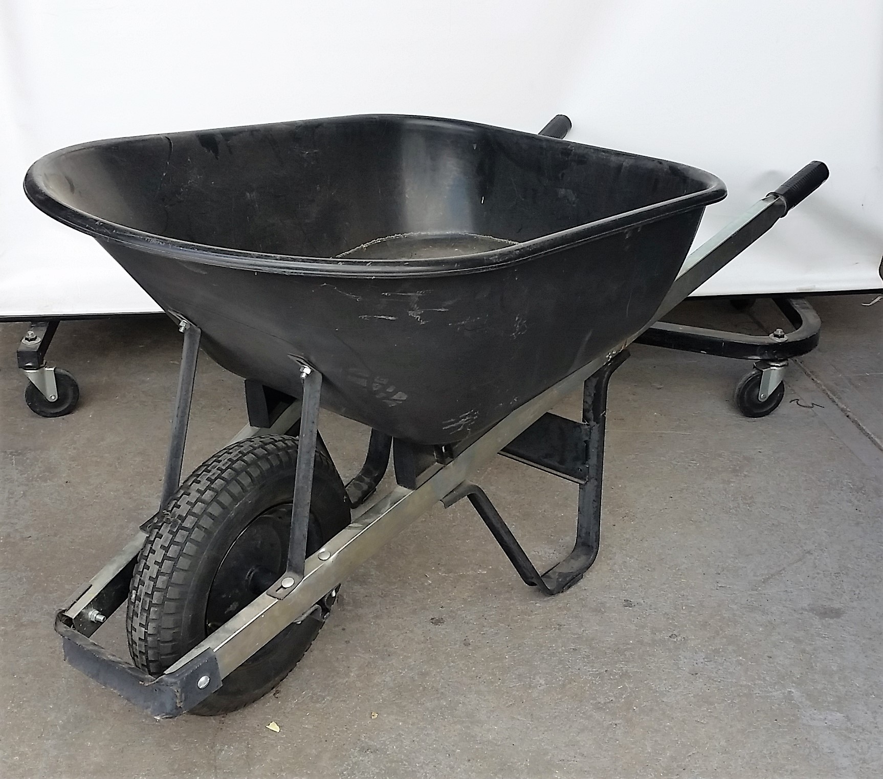 Saxon 100L Poly Tray Wheelbarrow - Lot 884810 | ALLBIDS