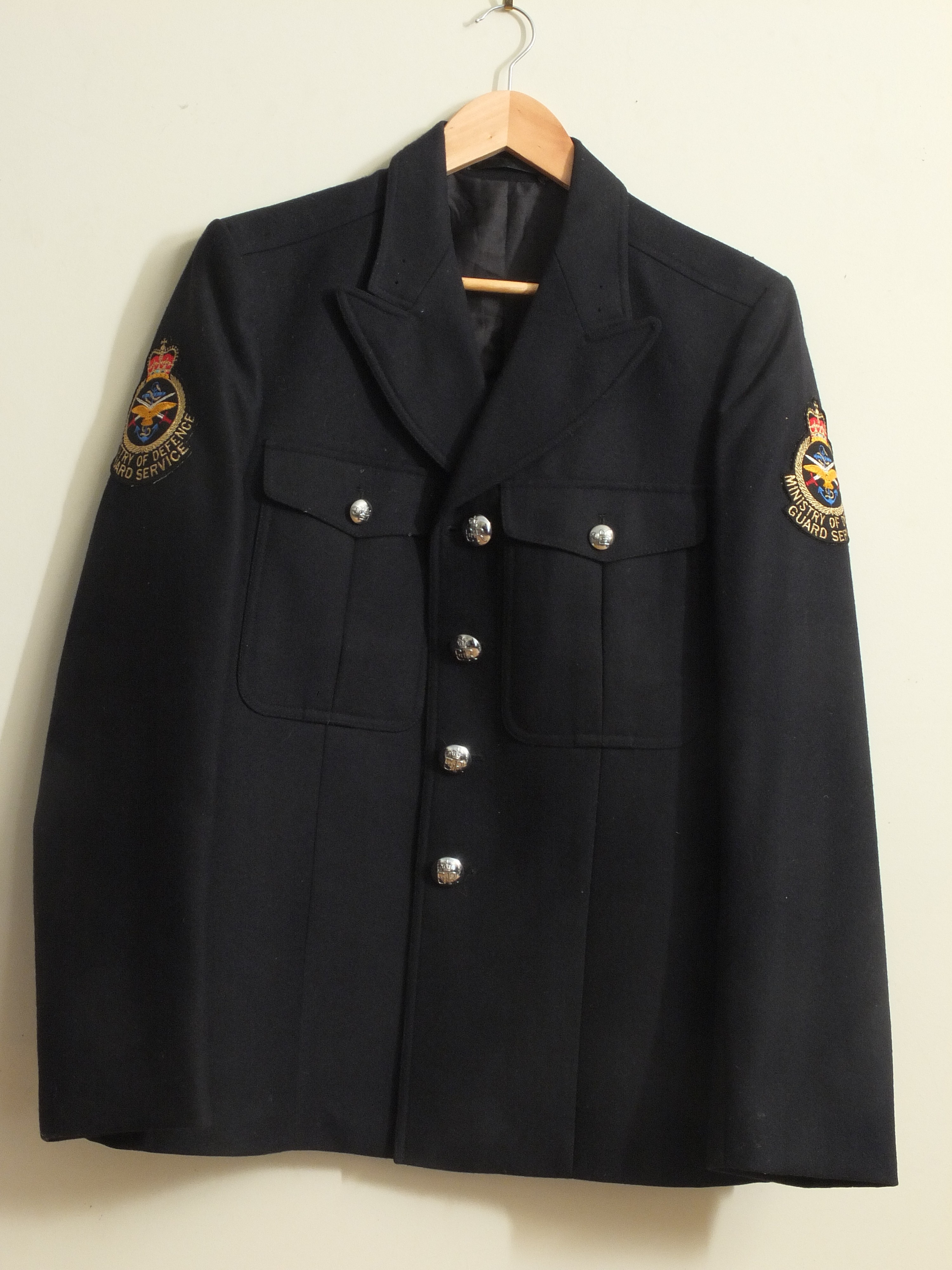 British Ministry of Defence Guard - Lot 895805 | ALLBIDS