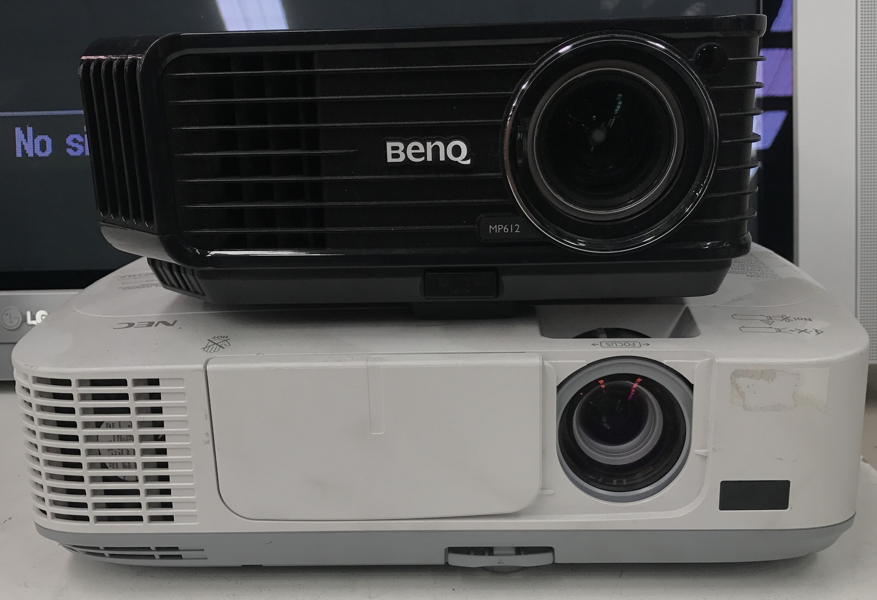 Lot of 2 Broken or faulty Projectors - Lot 920108 | ALLBIDS