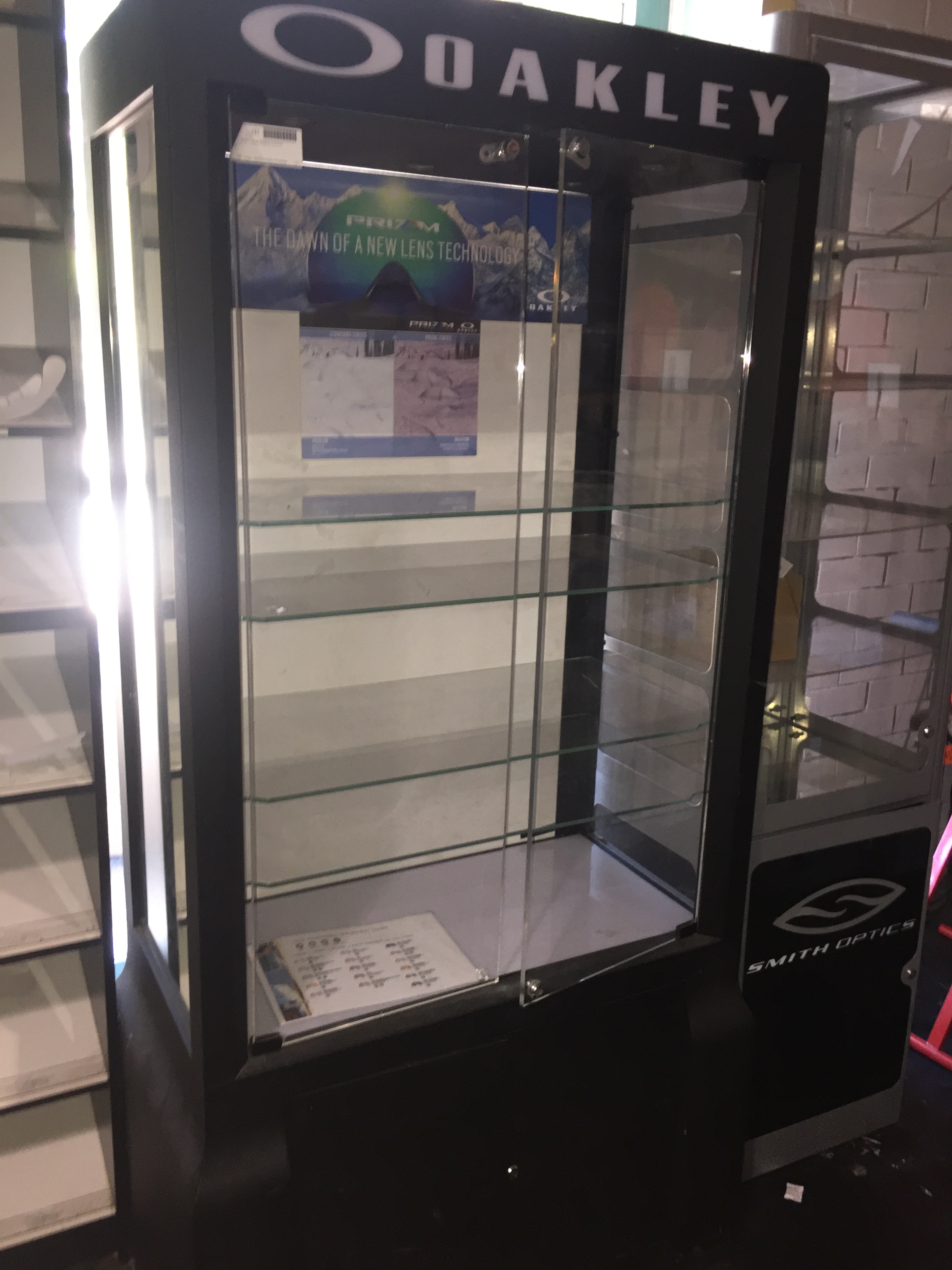 OAKLEY Shop Display Cabinet - Lot 903905 | ALLBIDS