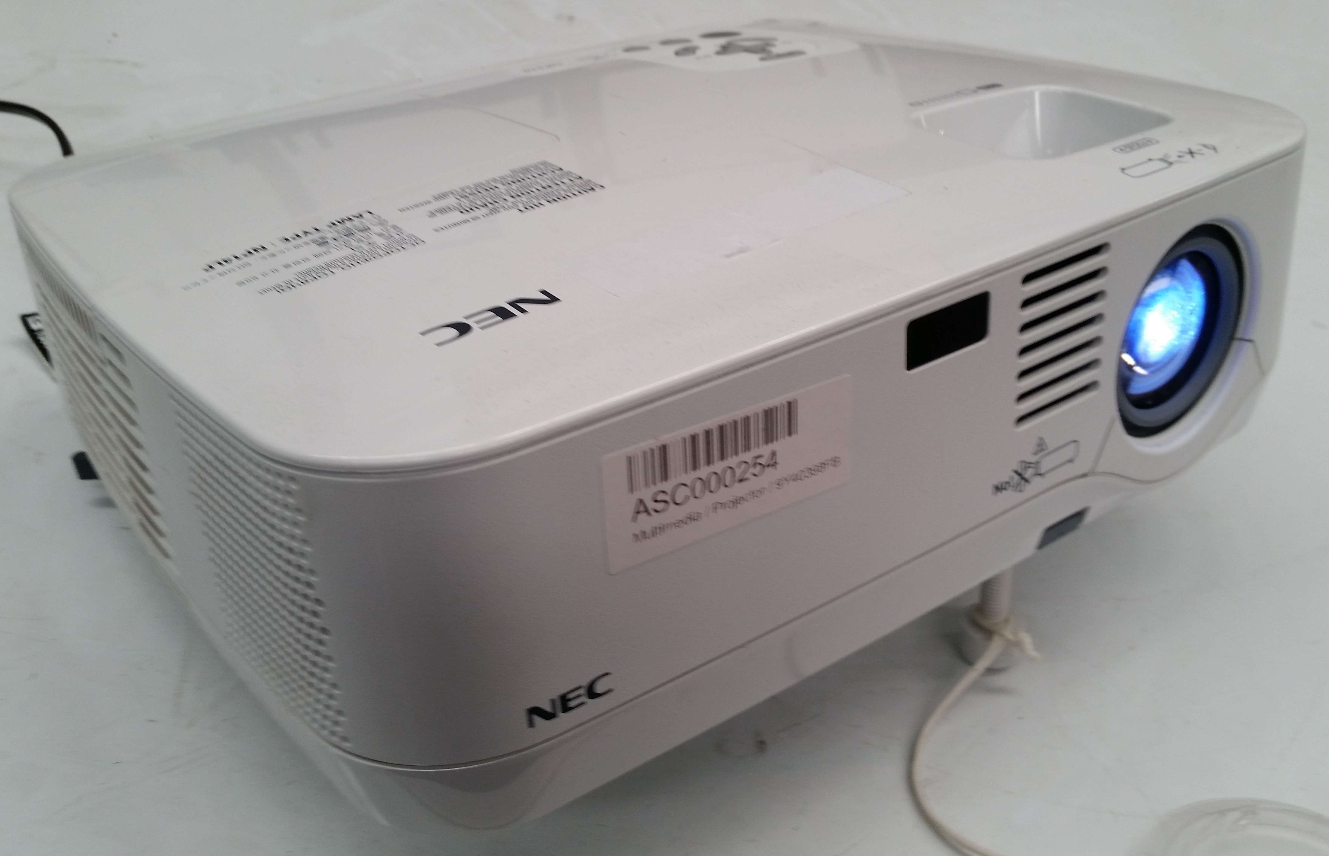 NEC NP510G XGA 3 LCD Projector - Lot 949468 | ALLBIDS