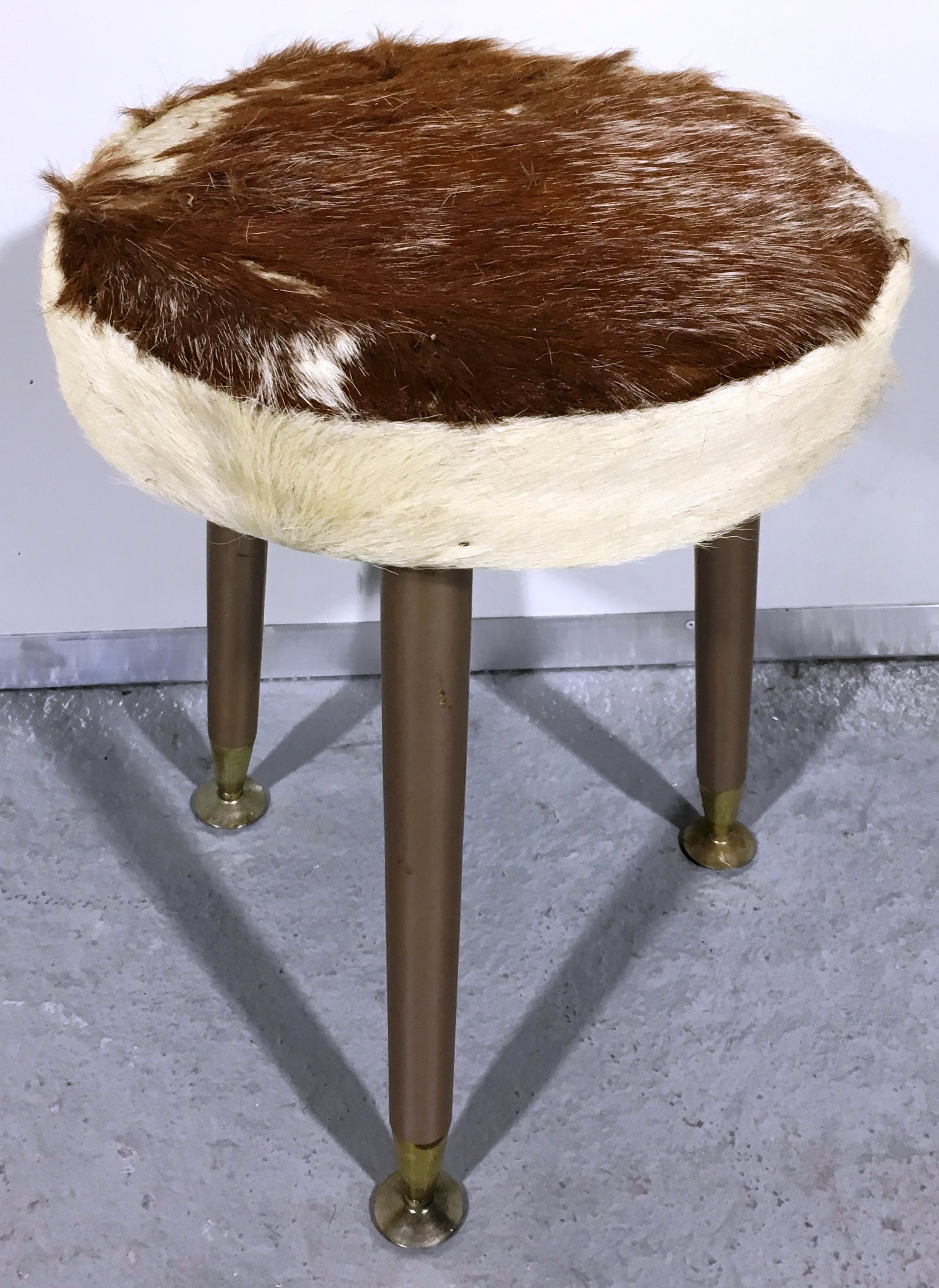 Retro Cow Hide Stool - Lot 970323 | ALLBIDS