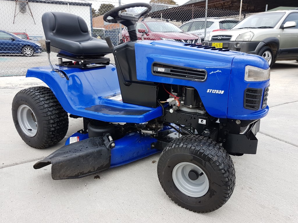 Victa 38" Ride On Mower with 12.5HP - Lot 980884 | ALLBIDS