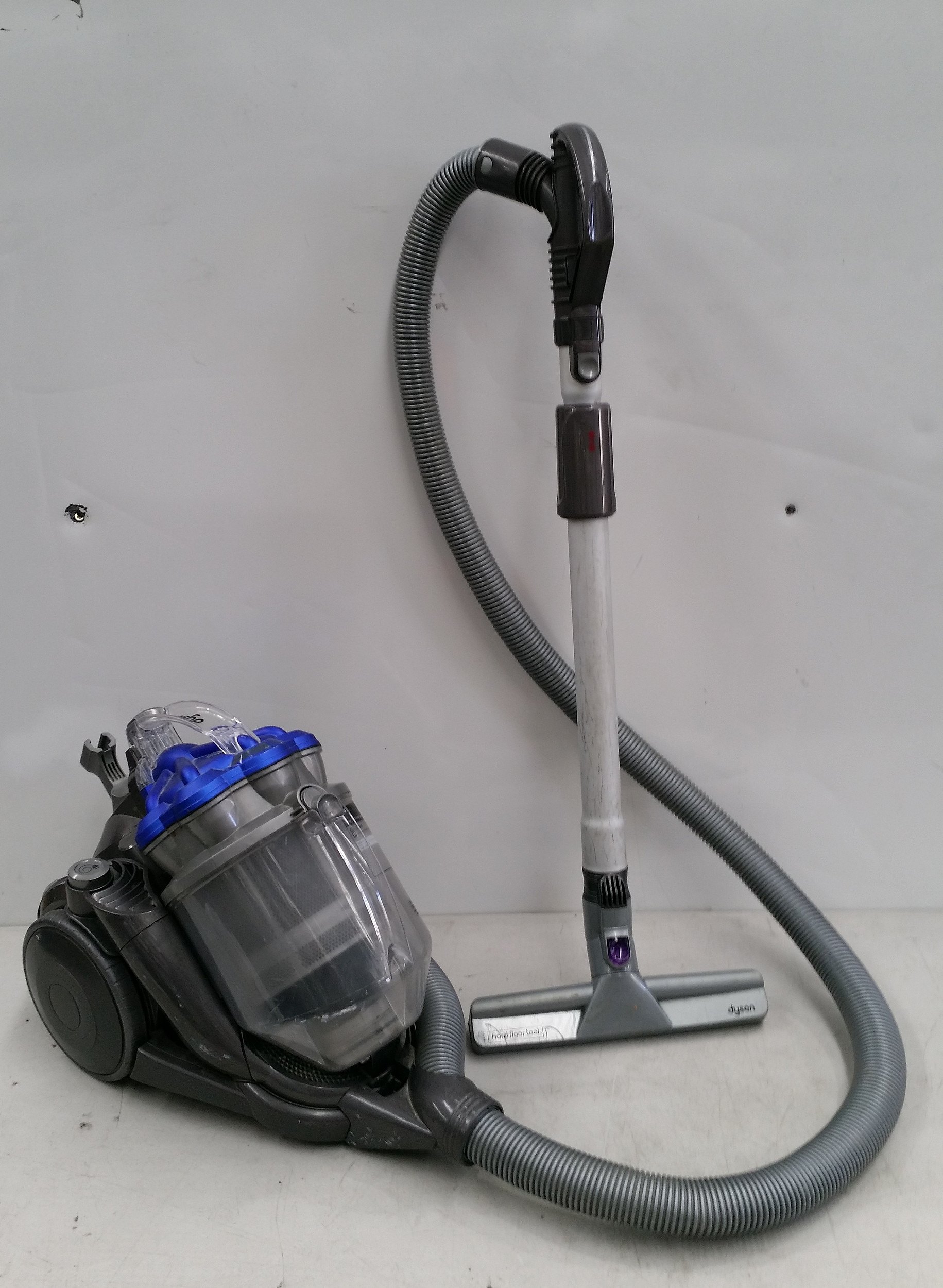 Dyson DC19T Cylinder Vacuum Cleaner - Lot 1005959 | ALLBIDS