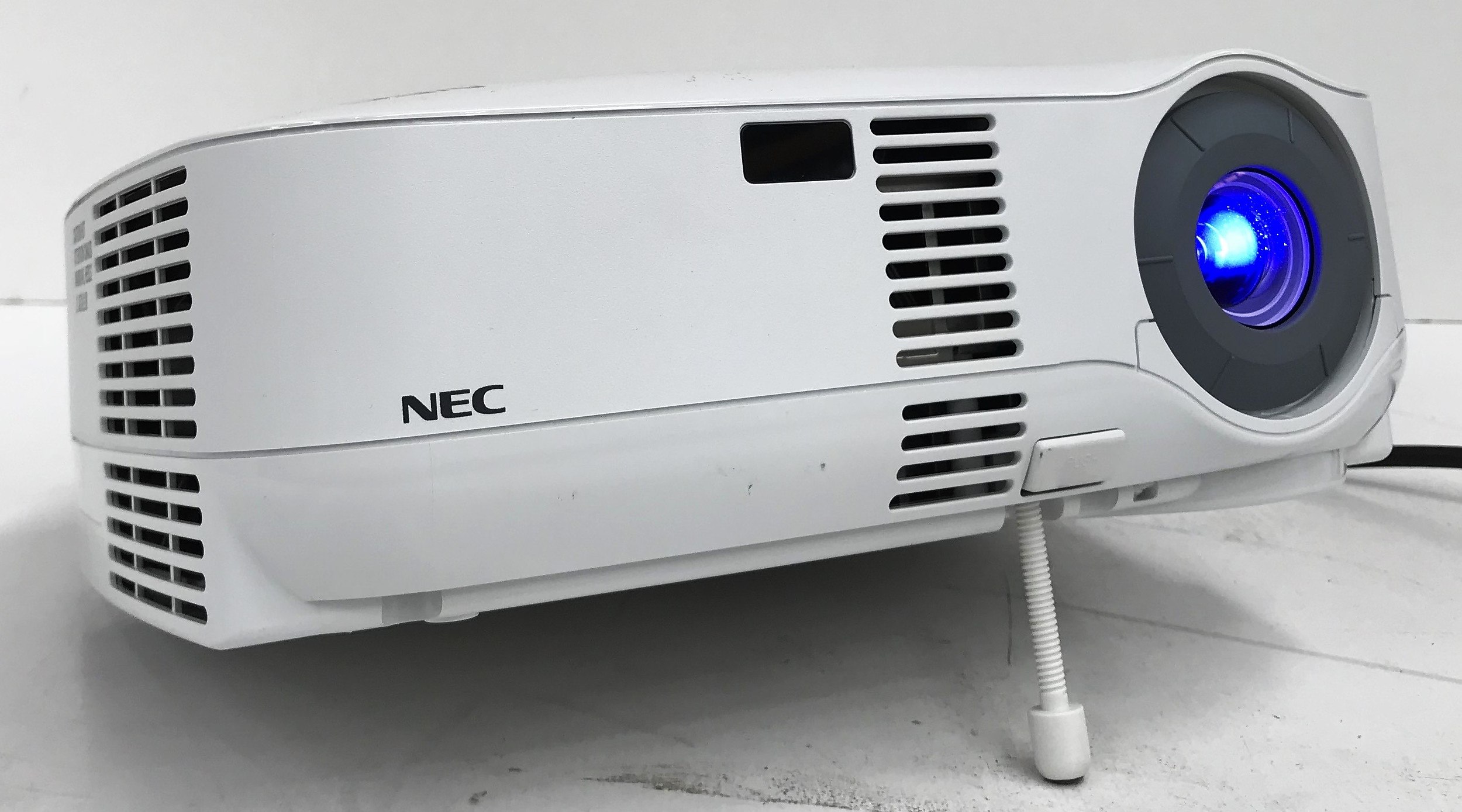 NEC VT695 XGA 3LCD Projector - Lot 1025401 | ALLBIDS