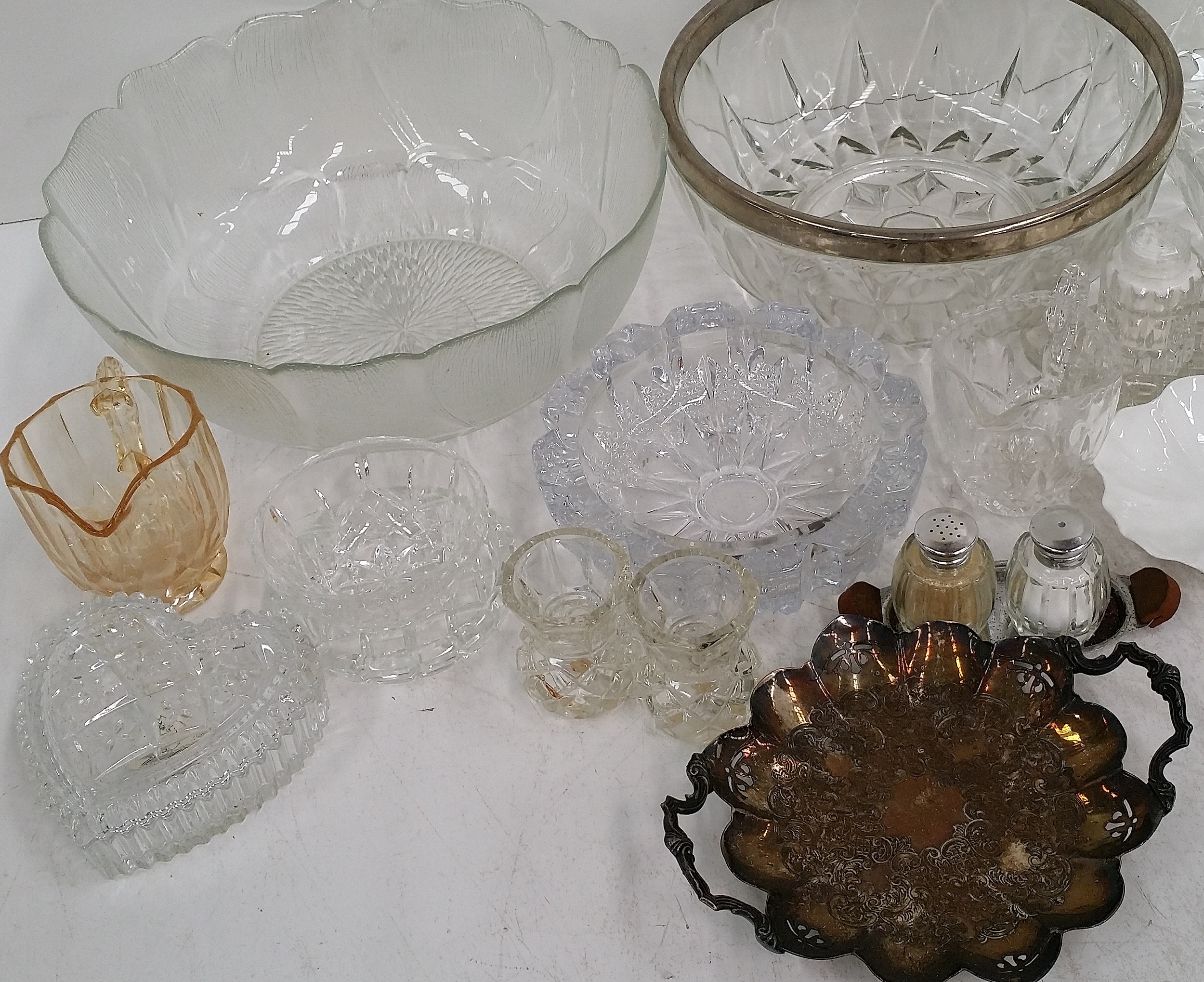 Selection of Glass Ware, Silverware - Lot 1067993 | ALLBIDS