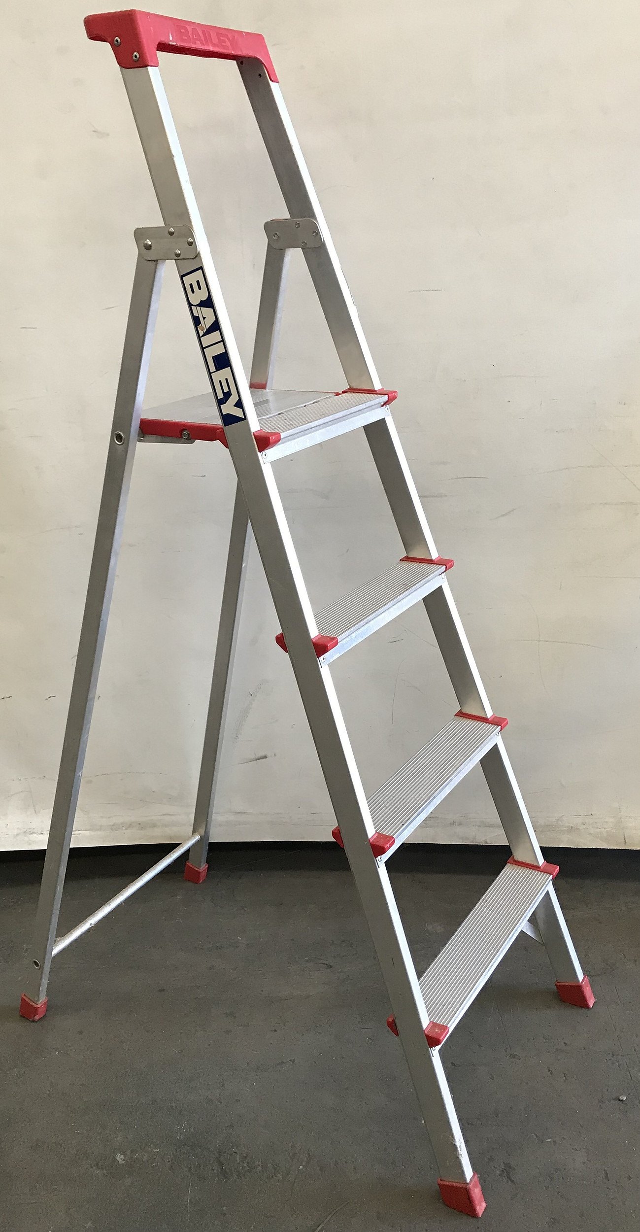 Bailey Four Rung Step Ladder - Lot 1124986 | ALLBIDS
