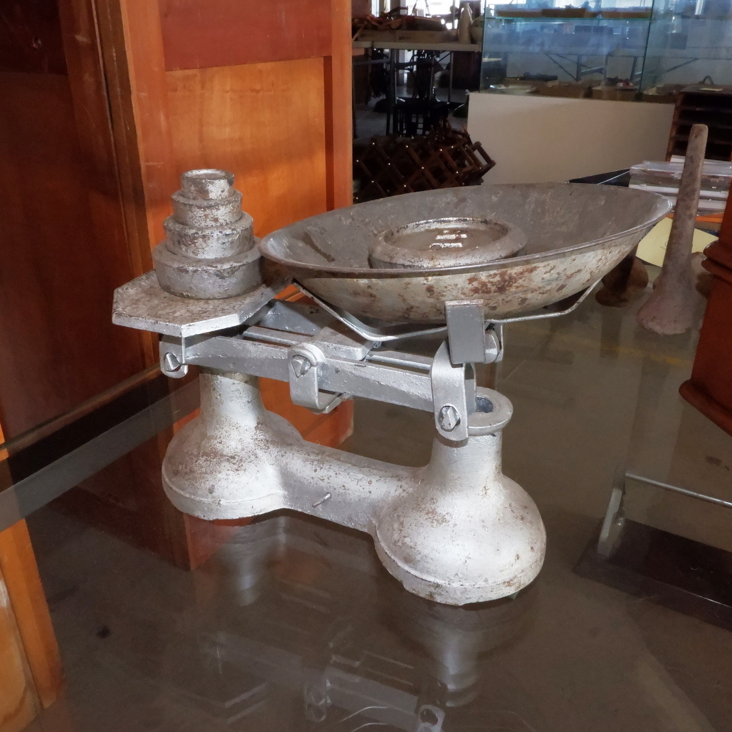 Cast Iron Scales with Weights - Lot 1137075 | ALLBIDS